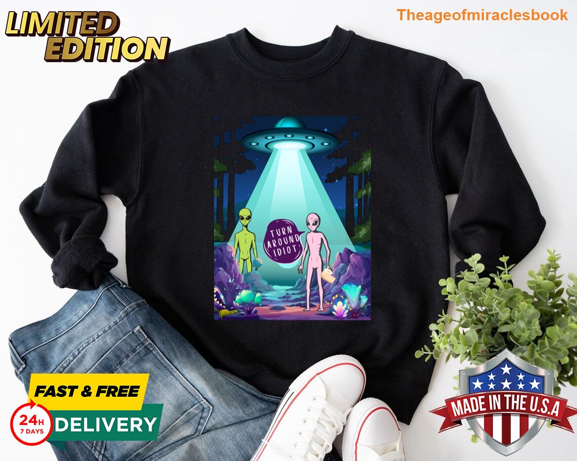 Female Alien Going To The Toilet Funny Awkward Alien Moment T-shirt